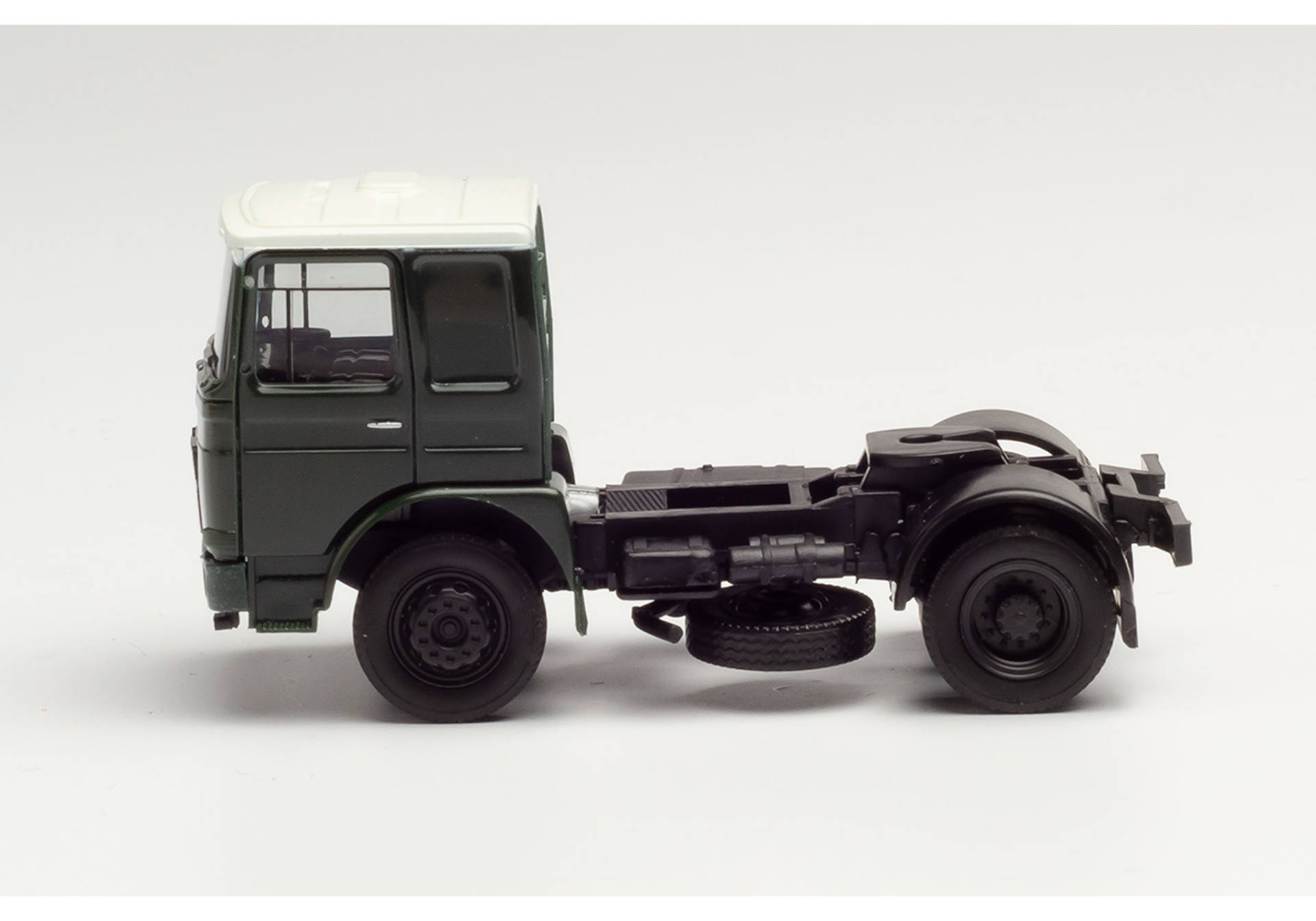 Herpa Roman Diesel 4x2 Zugmaschine, dunkelgrün/weiß 310550-002